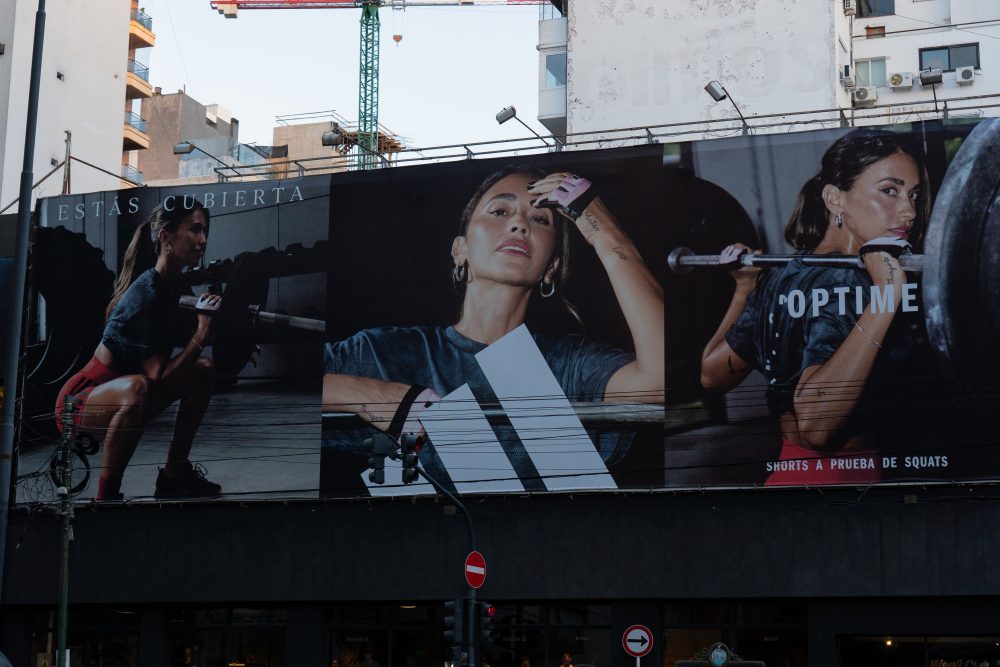 Antonela Roccuzzo, mujer y madre de los hijos de Leo Messi, protagoniza ...